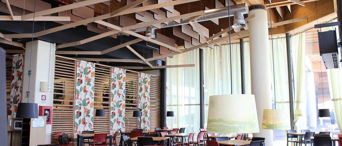 Sound-absorbing panels for the acoustic comfort of restaurants